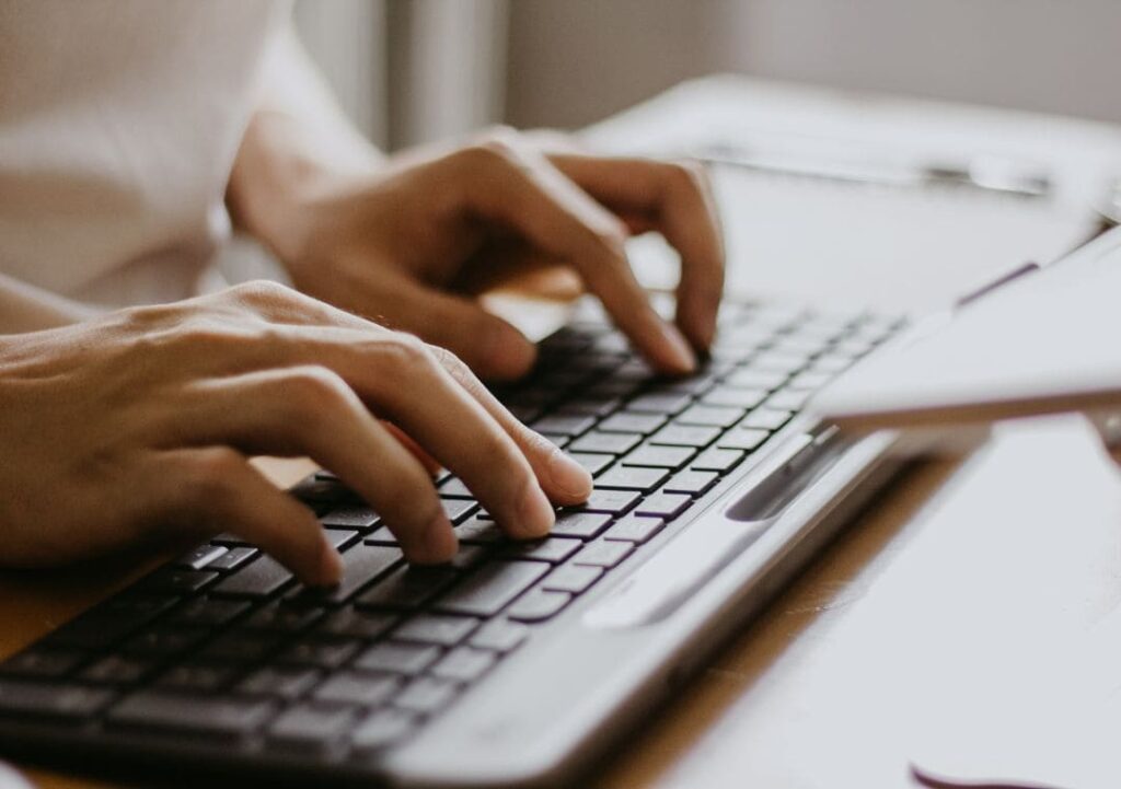 Perbedaan Keyboard QWERTY dan Dvorak Mana yang Lebih Baik untuk Anda ...